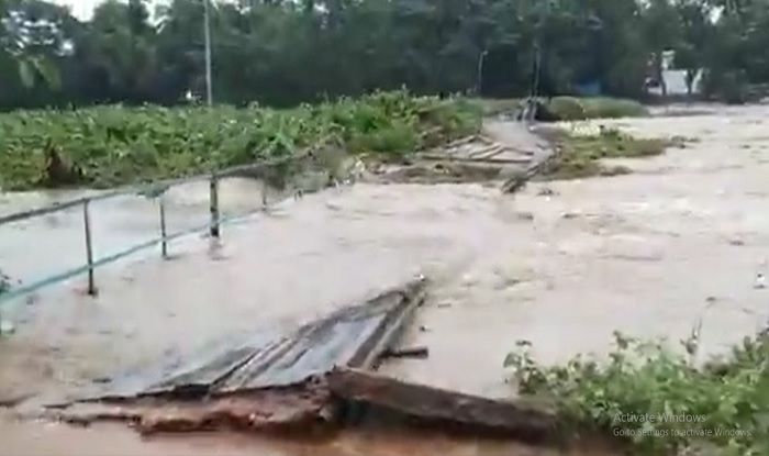 VIDEO: Wooden Bridge Washed Away Due to Rise in Water Level of River in ...