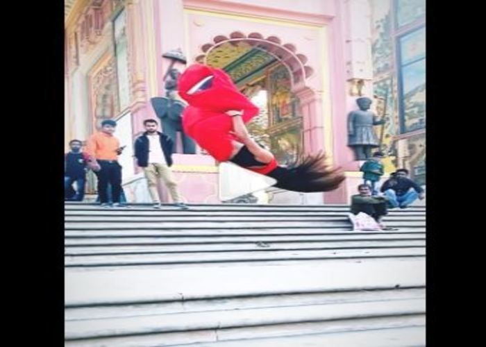 Backflips in Saree: लड़की ने लाल साड़ी में किए जबरदस्त बैकफ्लिप्स ...
