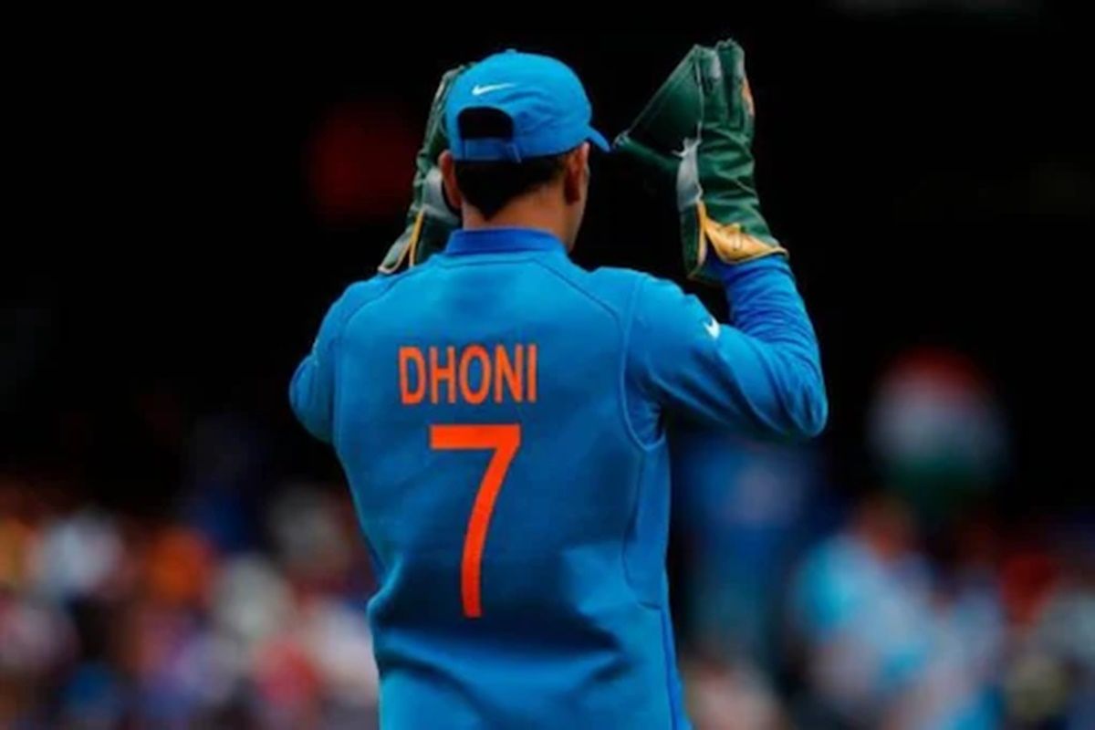 MS Dhoni के Twitter अकाउंट से हटा Blue Tick, फैंस का फूटा गुस्सा