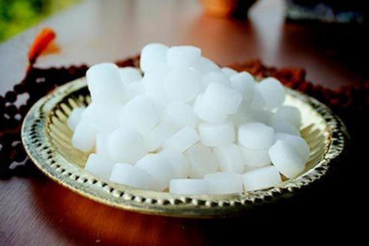 Use of Camphor: पूजाविधी व्यतिरिक्त असा करा कापूरचा उपयोग; जाणून घ्या ...