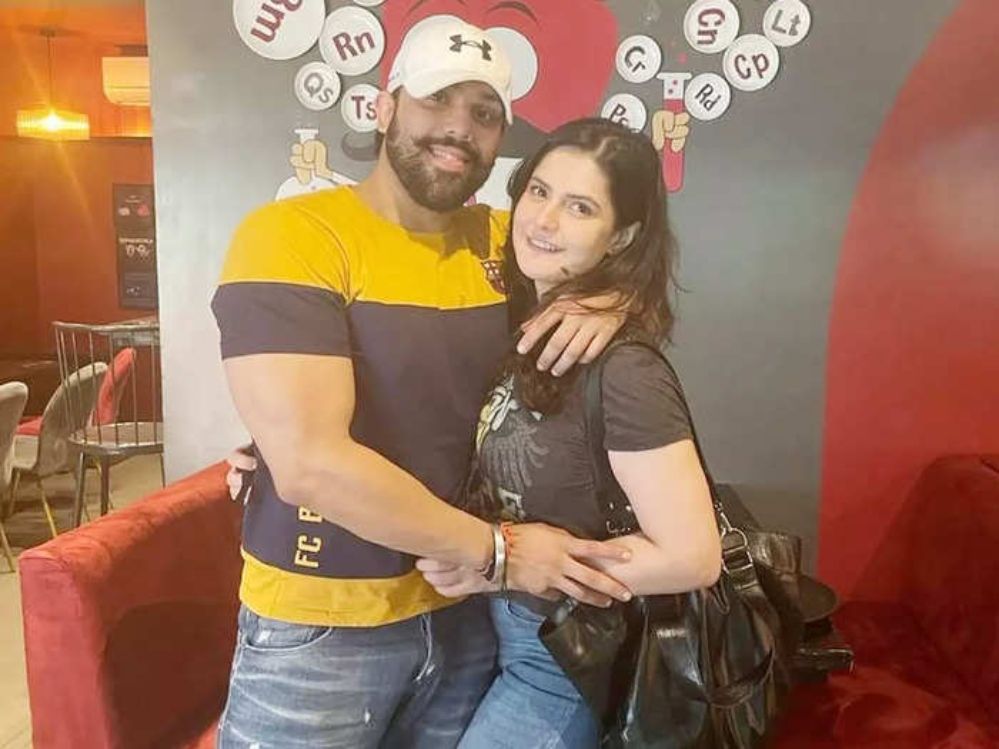 जरीन खान 'बिग बॉस' के इस कंटेस्टेंट को कर रही हैं डेट, ब्वॉयफ्रेंड संग ...