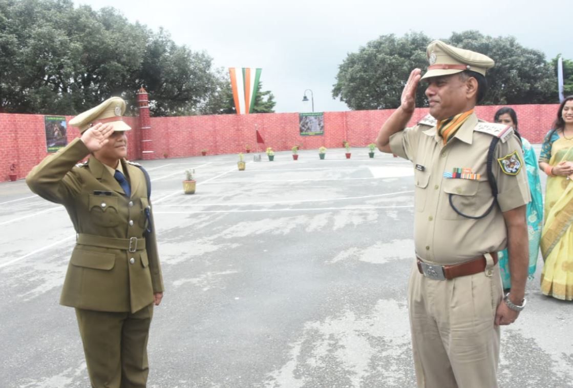 ITBP Officer Salutes Daughter With Pride After She Joins Border Force ...