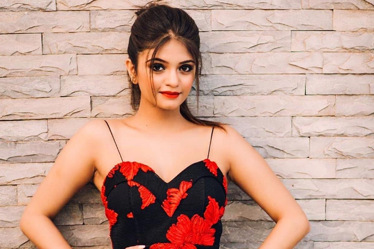 Marathi Actor Ishwari Deshpande Dies After Her Car Plunges Into Creek ...