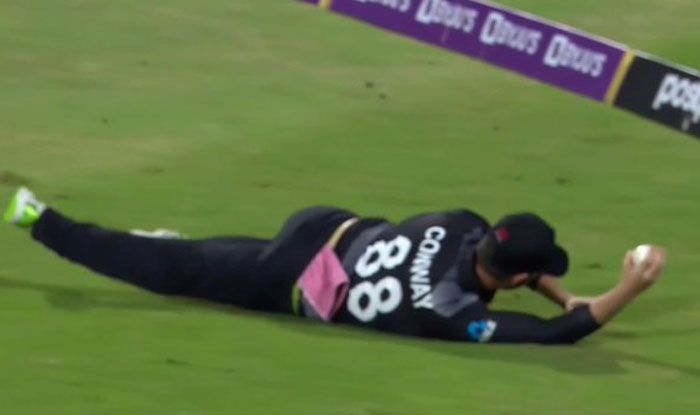 T20 World Cup: PAK vs NZ- Davon Conway ने लपका Mohammad Hafeez का ...