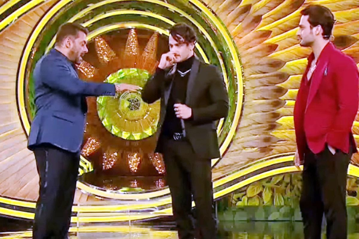 Bigg Boss 15 Premiere Asim Riaz Introduces Umar Riaz On Stage Says Ye ...