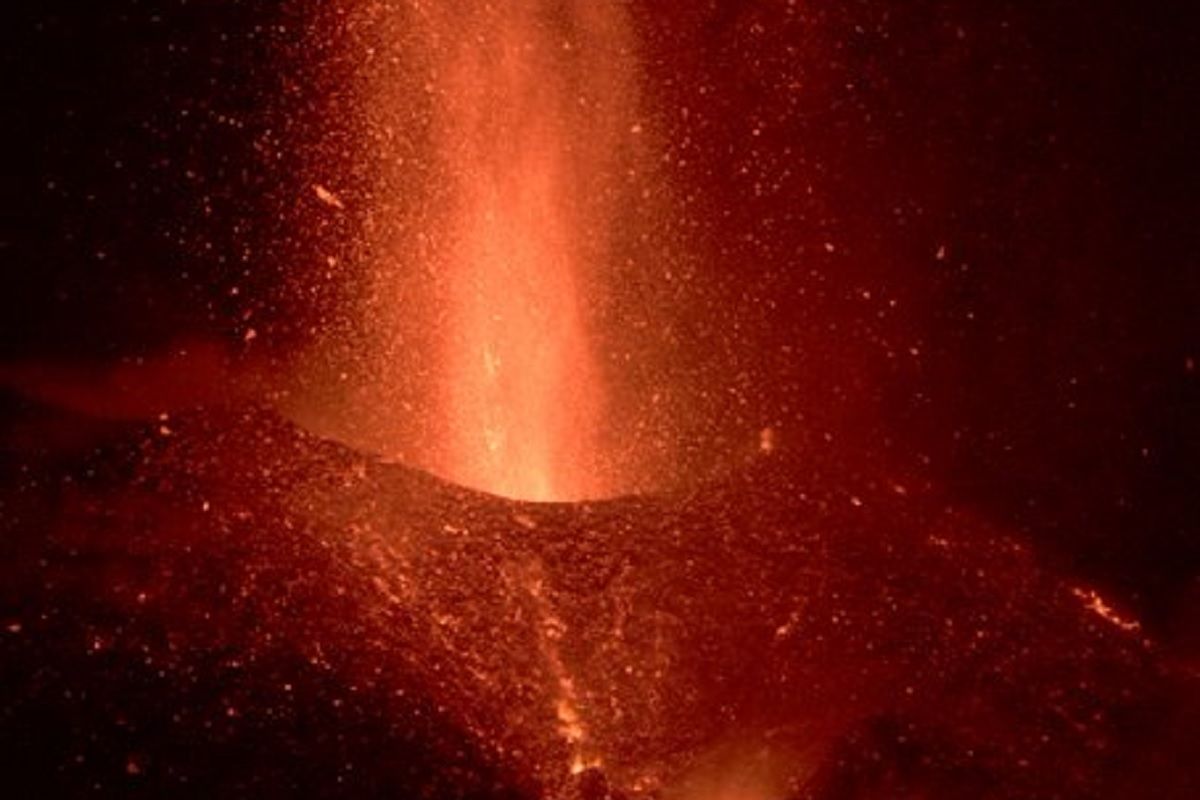 La Palma Volcano Continues to Spew Red-Hot Lava, Hundreds Evacuated ...