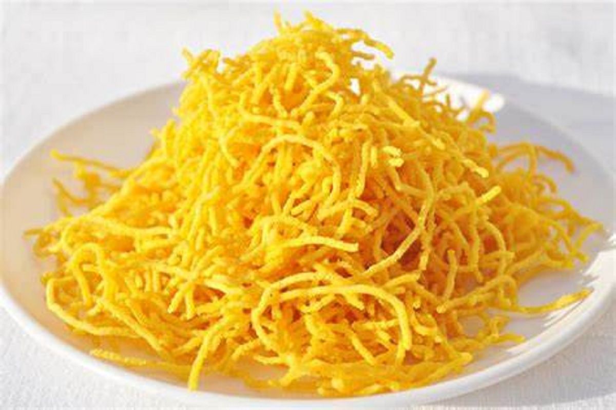 Diwali Faral Shev:अगदी सोप्या पद्धतीने अशी तयार करु कुरकुरीत शेव!