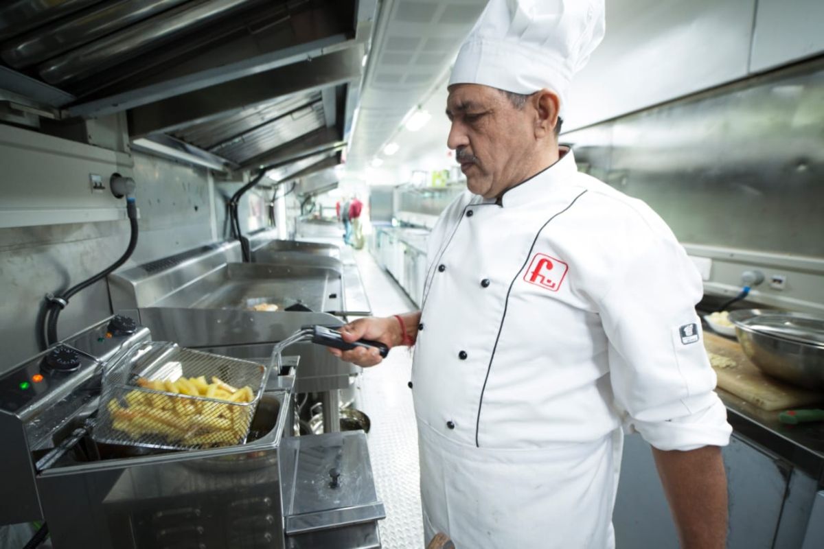 Kill Your Anytime Bhook on Train With IRCTC ECatering Service | How to ...