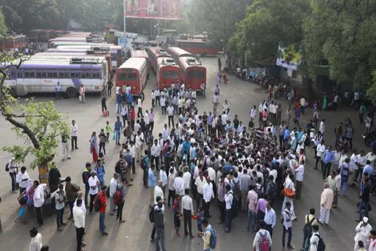 ST Workers strike: संप मागे घ्यावा यासाठी एसटी महामंडळाचे कर्मचाऱ्यांना ...