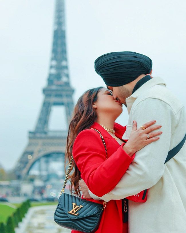 Neha Kakkar Rohanpreet Singh Steal The Kiss In Front Of Eiffel Tower ...