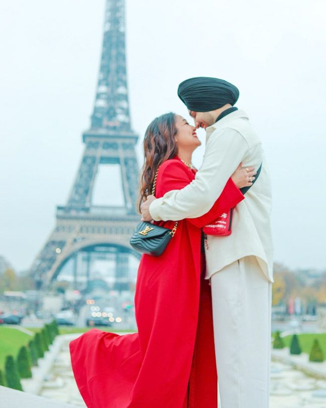 Neha Kakkar Rohanpreet Singh Steal The Kiss In Front Of Eiffel Tower ...
