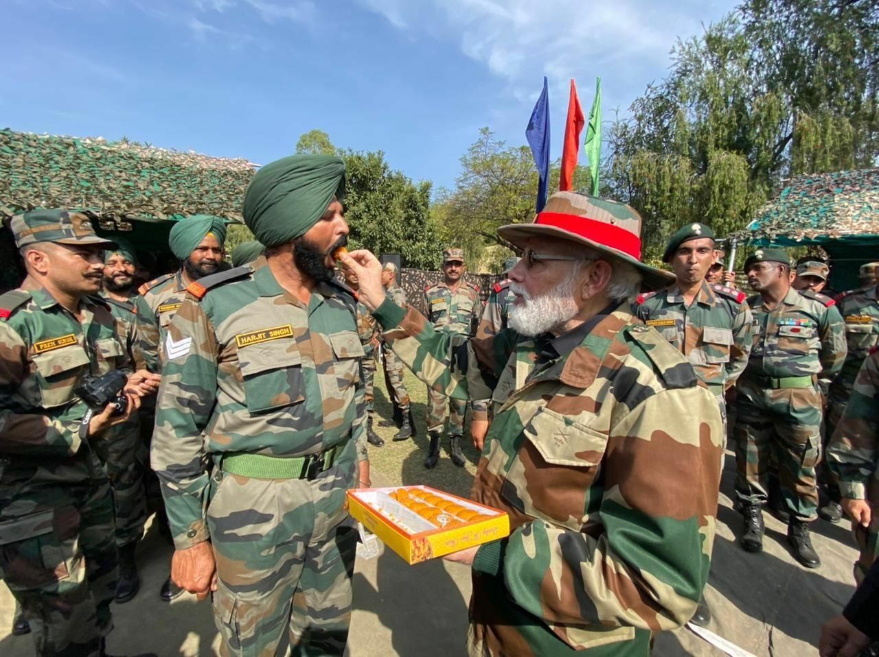 PM मोदी ने कश्मीर में भारतीय सेना के साथ मनाई दीवाली, सर्जिकल स्ट्राइक ...