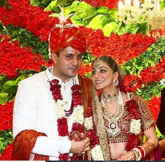 Shraddha Arya Turns Royal Bride in Deep Red-Gold Lehenga, See Wedding ...