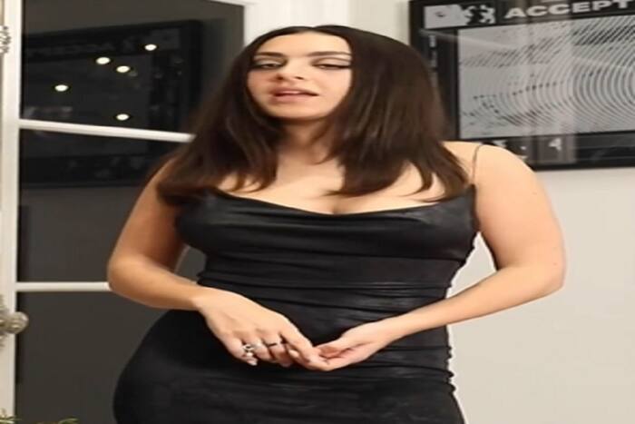 VIDEO: अरेरे... पुरस्कार सोहळ्यात कॅमेऱ्यासमोर सिंगरचा ड्रेस ...