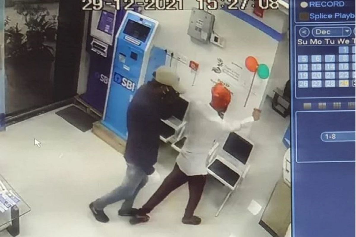 Bank Robbery In Mumbai: SBI Dahisar Brunch Looted At Gunpoint In Broad ...