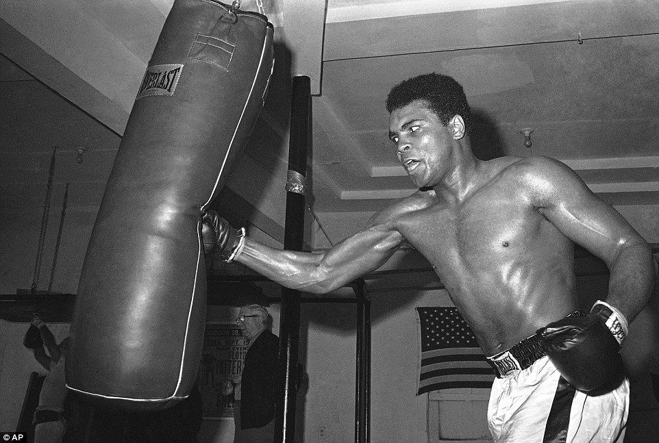 Remembering Muhammad Ali: जब वियतनाम युद्ध के दौरान सेना में भर्ती ना ...