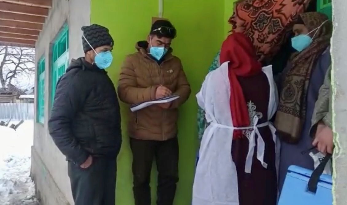 Braving Extreme Cold, Health Workers Continue Vaccine Drive at LoC ...