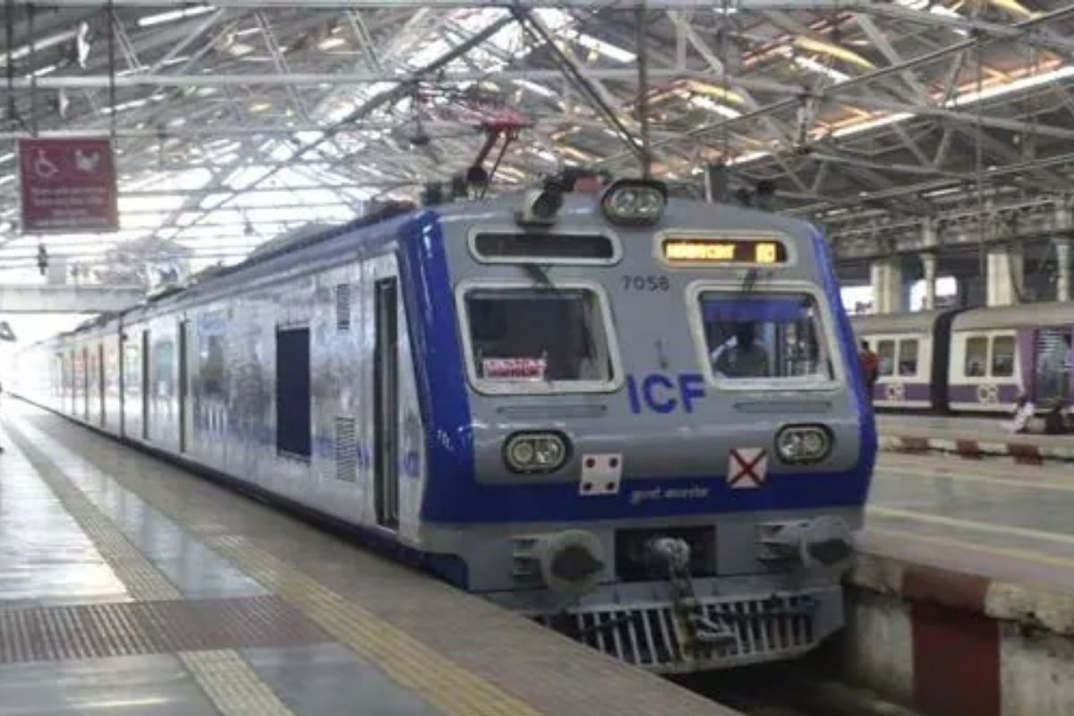 Mumbai AC Local : मध्य रेल्वे मार्गावरील प्रवास आणखी गारेगार होणार, 12 ...