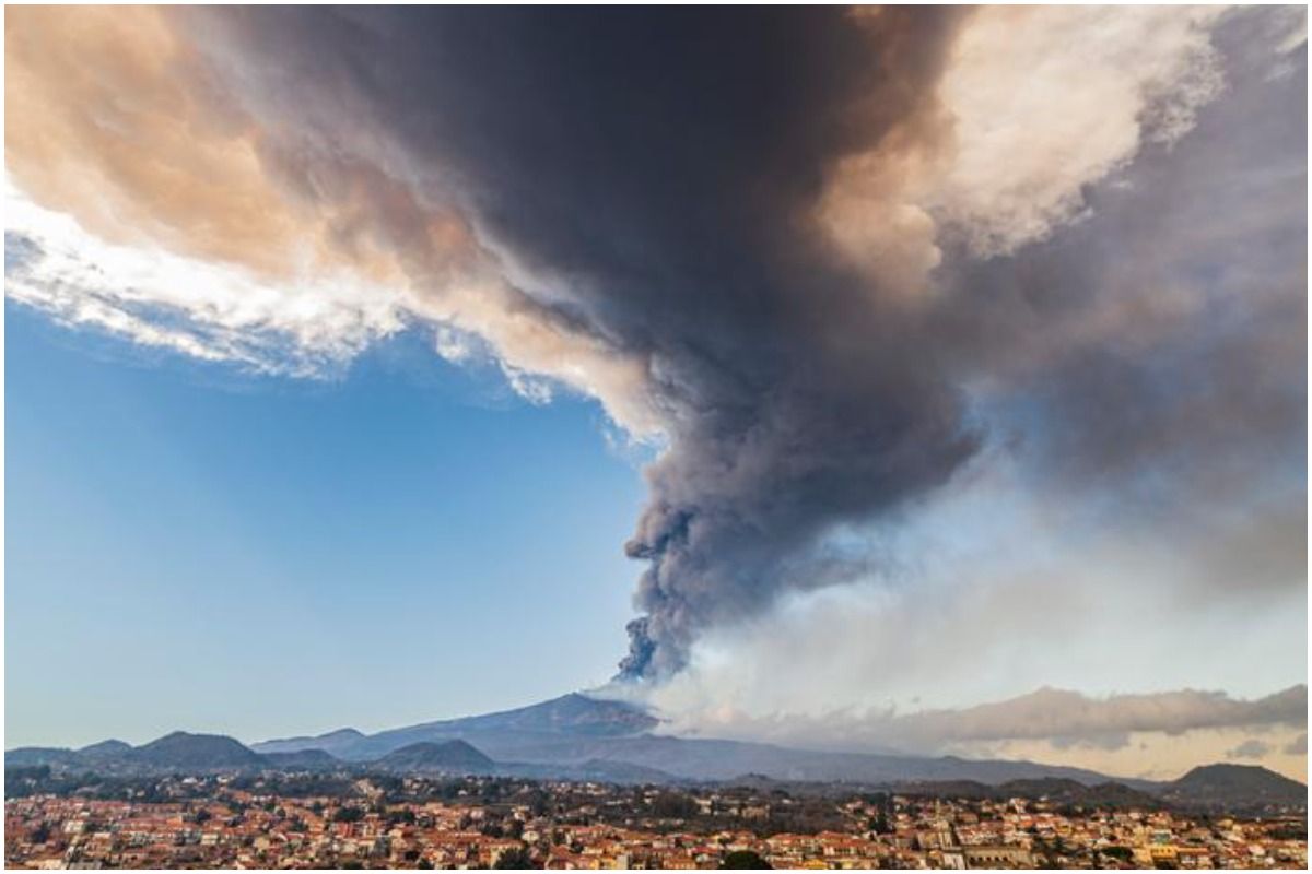 Italys Mount Etna Roars Into Action, Spews Smoke & Ash 12 Km Into Sky ...