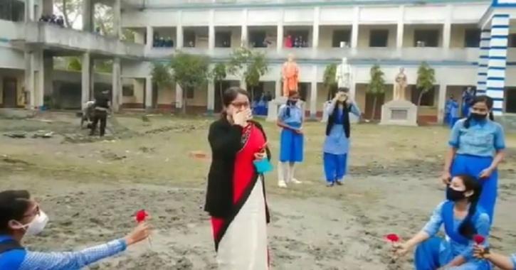 Students Give Emotional Farewell To Their Favourite Teacher, Sing ...