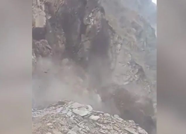 Video: Huge Rock Slides Downhill as Landslide Blocks Srinagar-Jammu ...