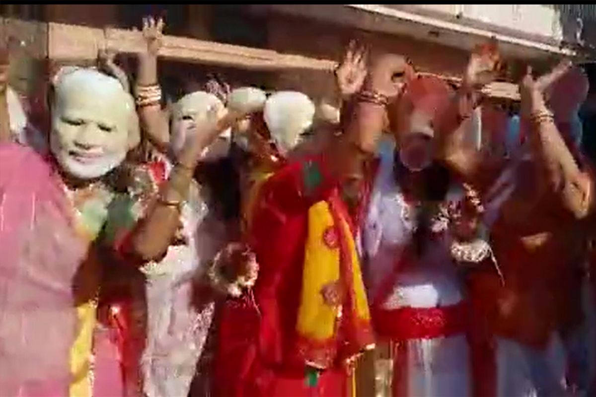 'भगवे' की जीत ने होली के रंग को किया और गाढ़ा, मोदी के फेसमास्क लगाकर ...