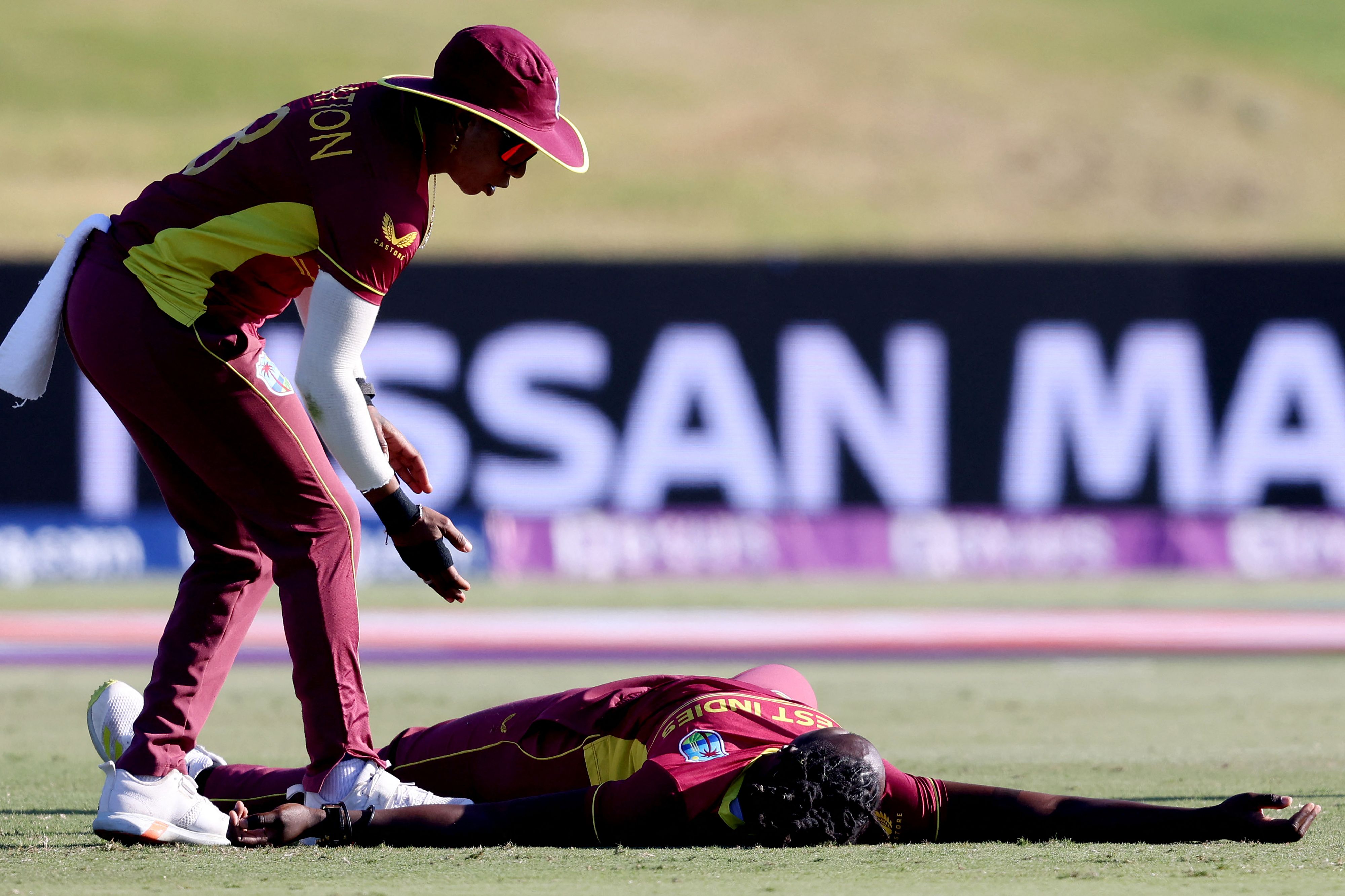 मैच के बीच अचानक वेस्टइंडीज की तेज गेंदबाज शमिलिया कोनेल मैदान पर गिरी ...