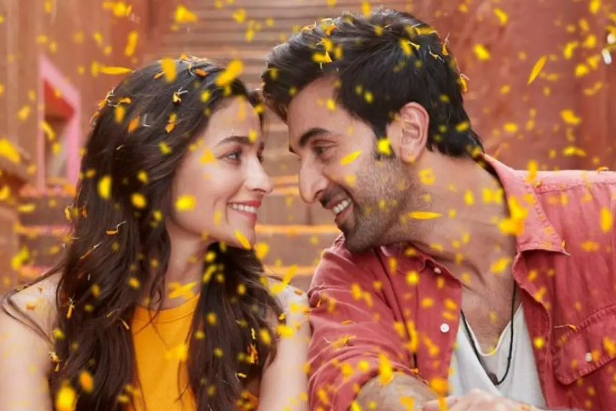 आलिया-रणबीरच्या Brahmastra चित्रपटातील रोमँटिक Kesaria गाण्याचा टीझर ...