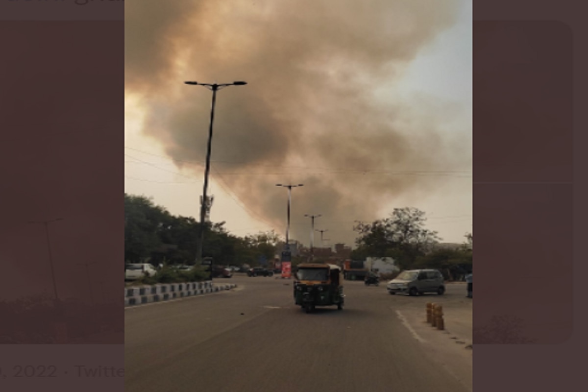 Massive Fire Breaks Out at Ghazipur Landfill in Delhi, 8 Fire Tenders ...