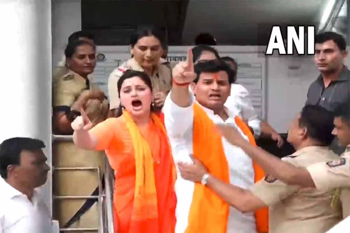 Hanuman Chalisa row Mumbai Top Cop Shares Video Of Navneet Rana And Ravi Rana Sipping Tea In Custody