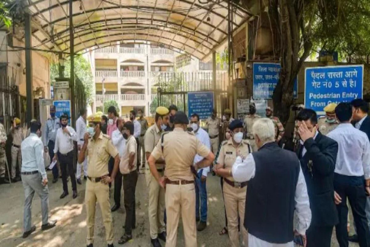 Firing Outside Delhis Rohini Court After Minor Skirmish Between Lawyer firing-outside-delhis-rohini-court-after-minor-skirmish-between-lawyer