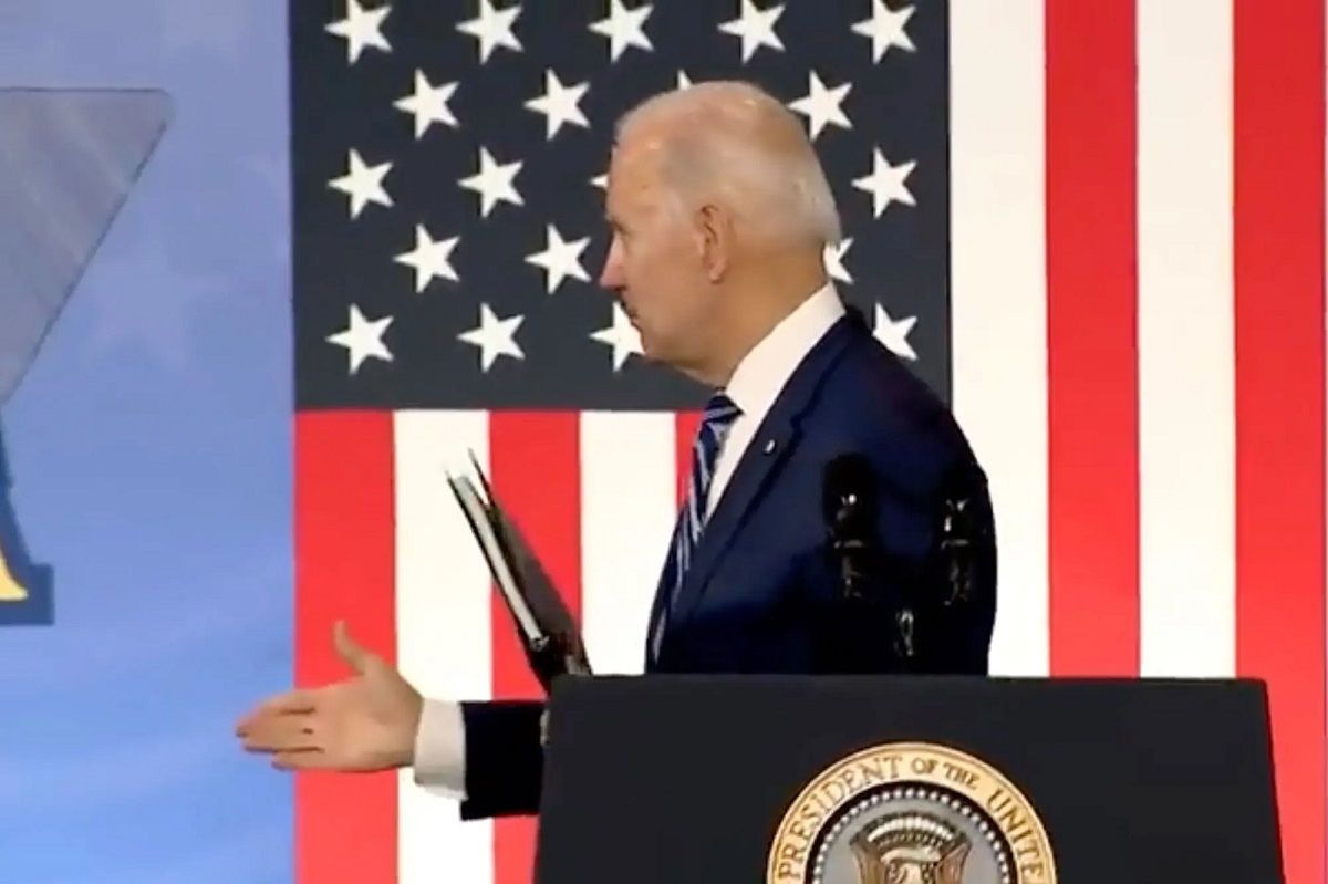 Viral Video: US President Joe Biden Shakes Hands With Thin Air After ...