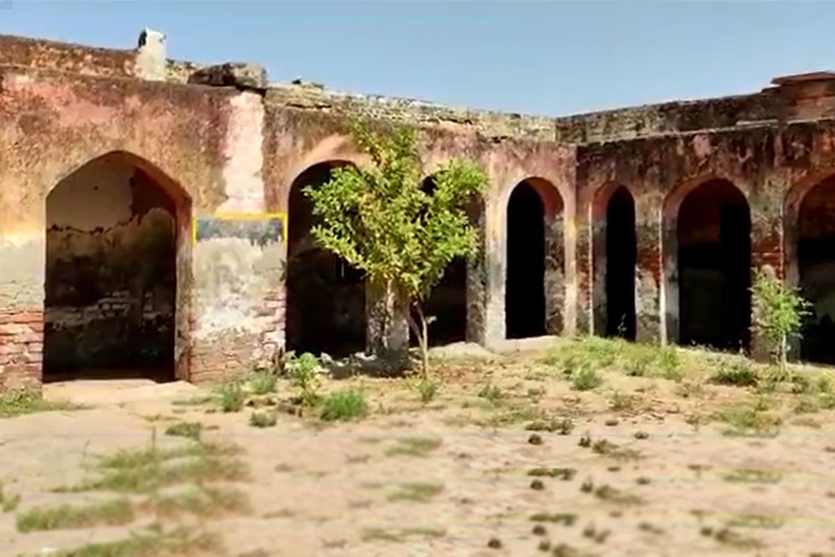 ये कौन सी बिल्डिंग है? पुरातात्विक महत्व की तो पक्का नहीं है, फिर इसको ...