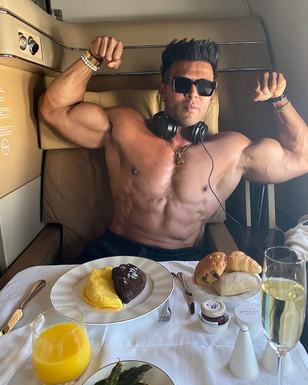 ऐसे ही नहीं Sahil Khan पर मरती हैं लड़कियां, बीच और बेब्स से घिरे रहने ...