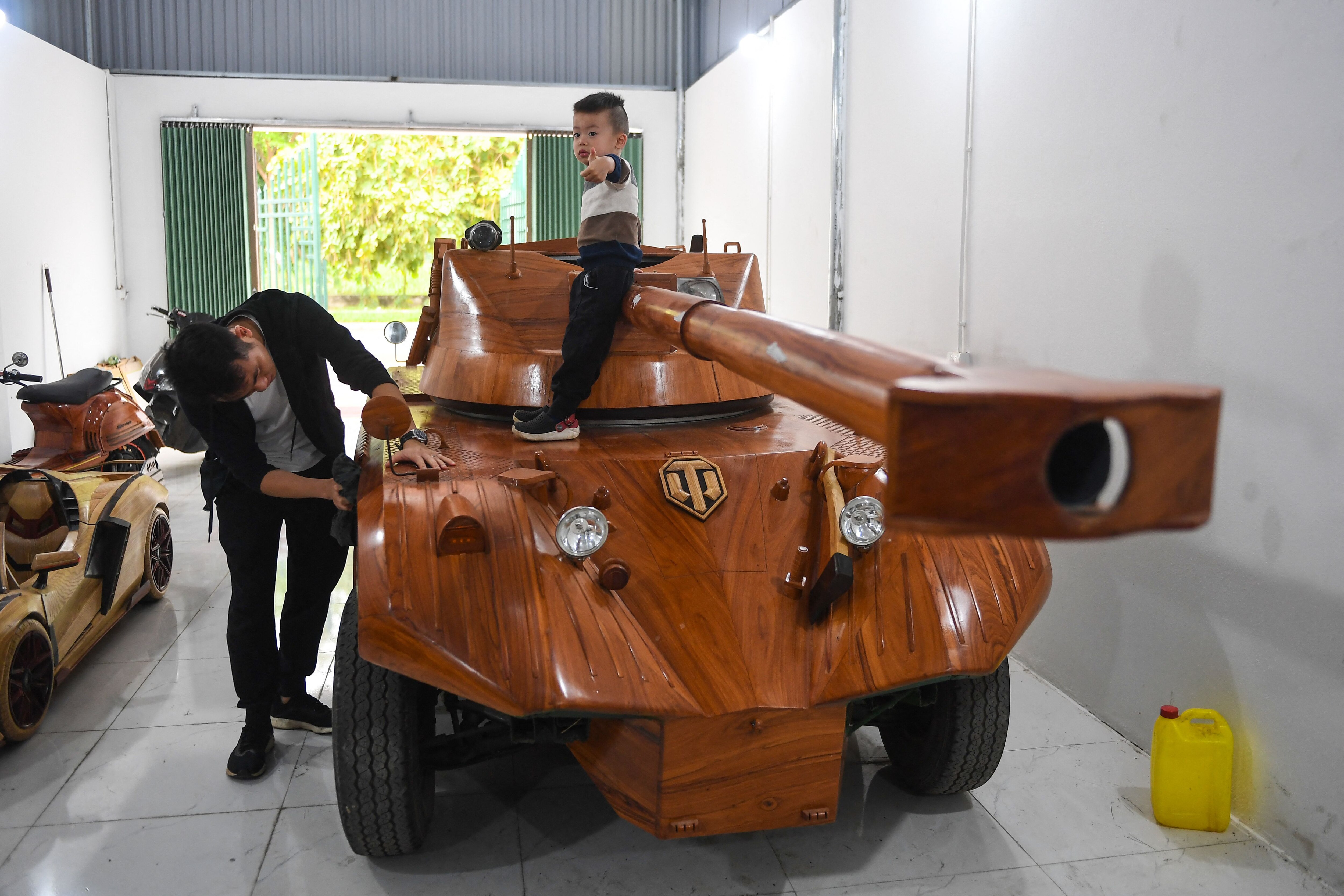 Wooden Tank Pic: शख्स ने बेटे की खुशी के लिए बना डाला लकड़ी का टैंक ...