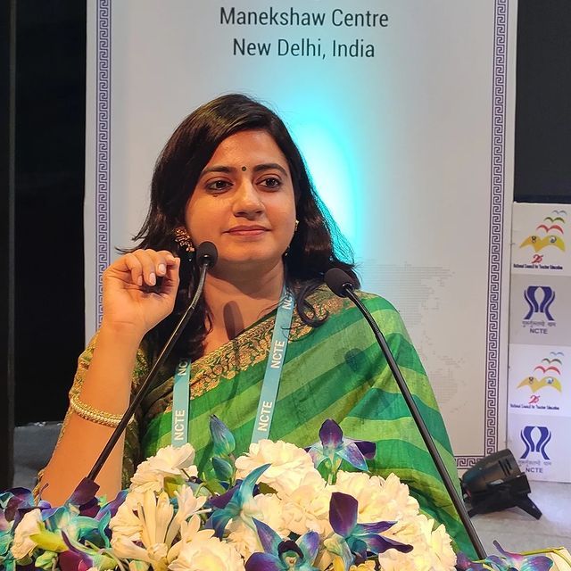 इंटरनेट सेंसेशन बनीं मनु गुलाटी के पढ़ाने का अलग है अंदाज, बच्चे नहीं ...