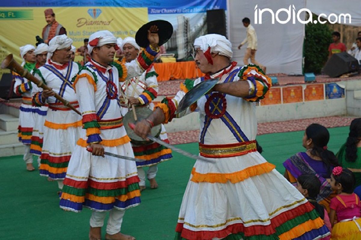 TRAVEL: देखिये कुमाऊं के खूबसूरत छोलिया नृत्य की तस्वीरें, तलवार-ढाल ...