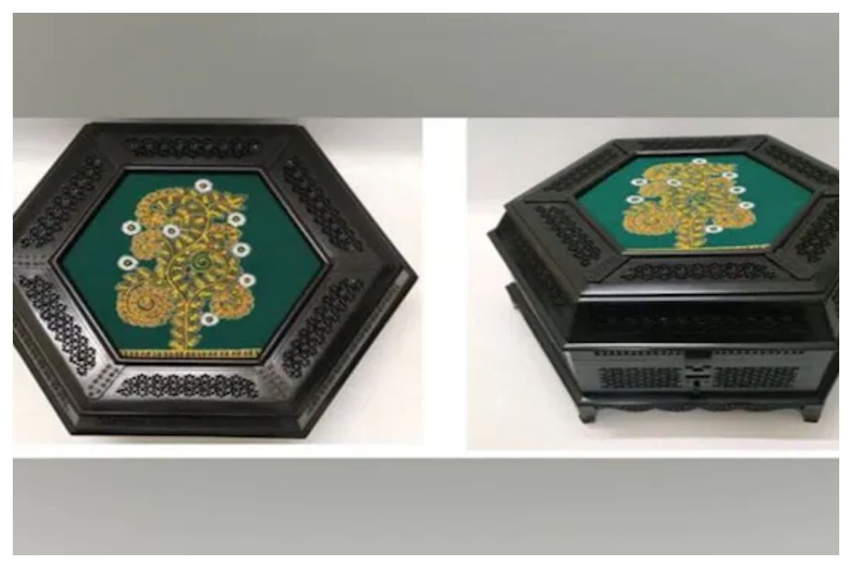 PM Modi Gifts Hand-carved Box with Rogan Painting From Gujarat to ...