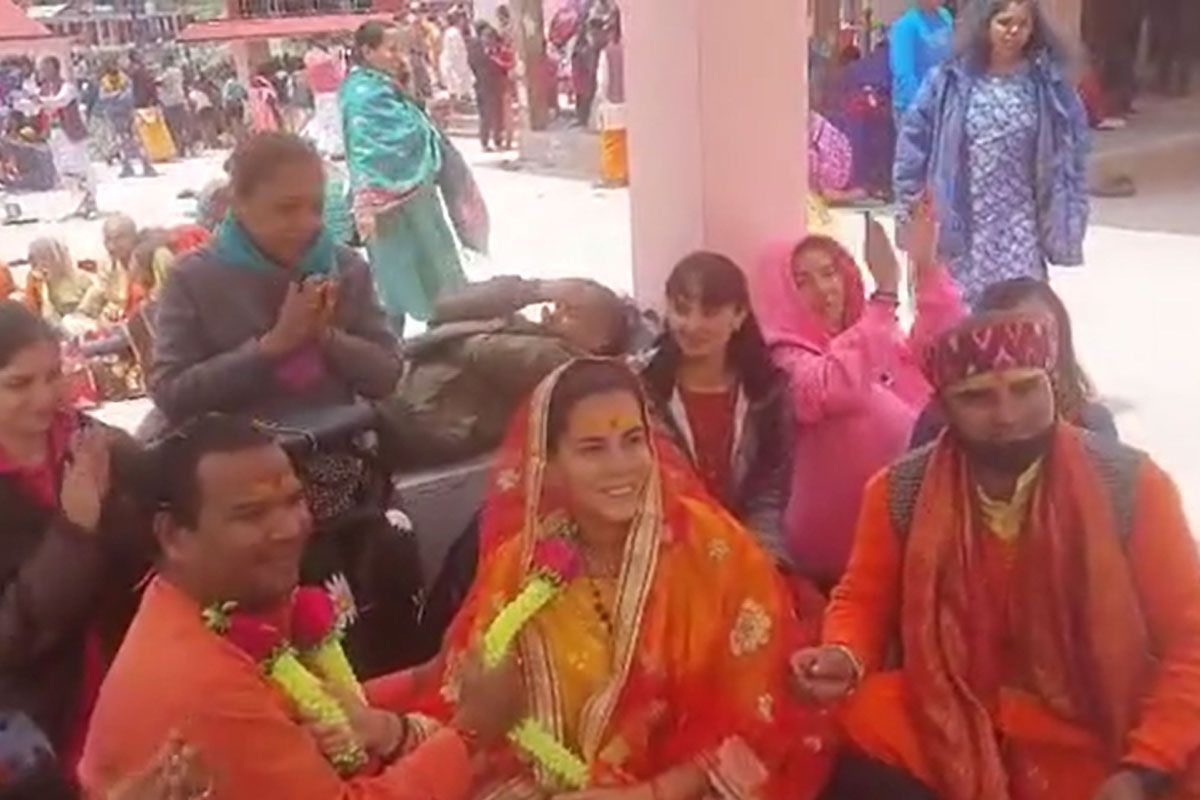 विदेशी जोड़े ने गंगोत्री धाम में हिंदू रीति-रिवाज से रचाई शादी, सिंदूर ...