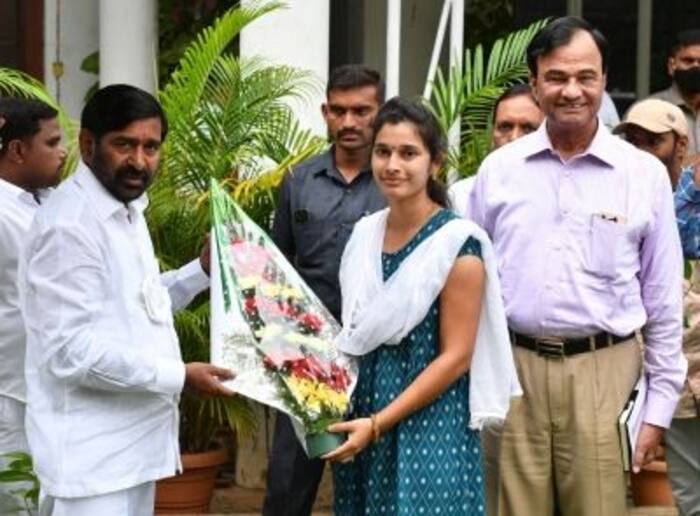 Breaking Glass Ceiling Babburi Shirisha Becomes First Woman Lineman In ...