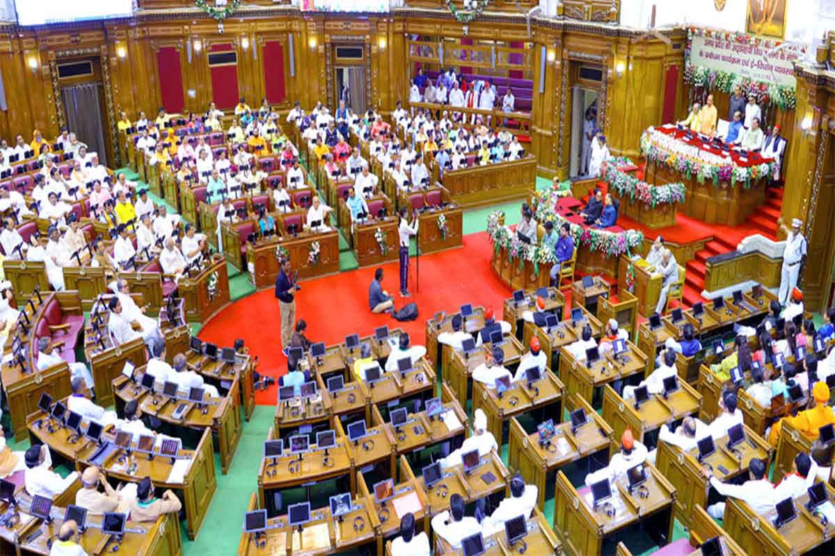 UP Cast Census Row: जातिवार जनगणना को लेकर विधानसभा में सपा विधायकों ने ...