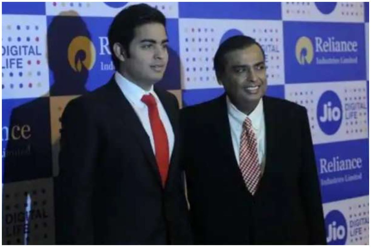 Reliance Jio के निदेशक पद से मुकेश अंबानी ने दिया इस्तीफा, बेटे आकाश को ...