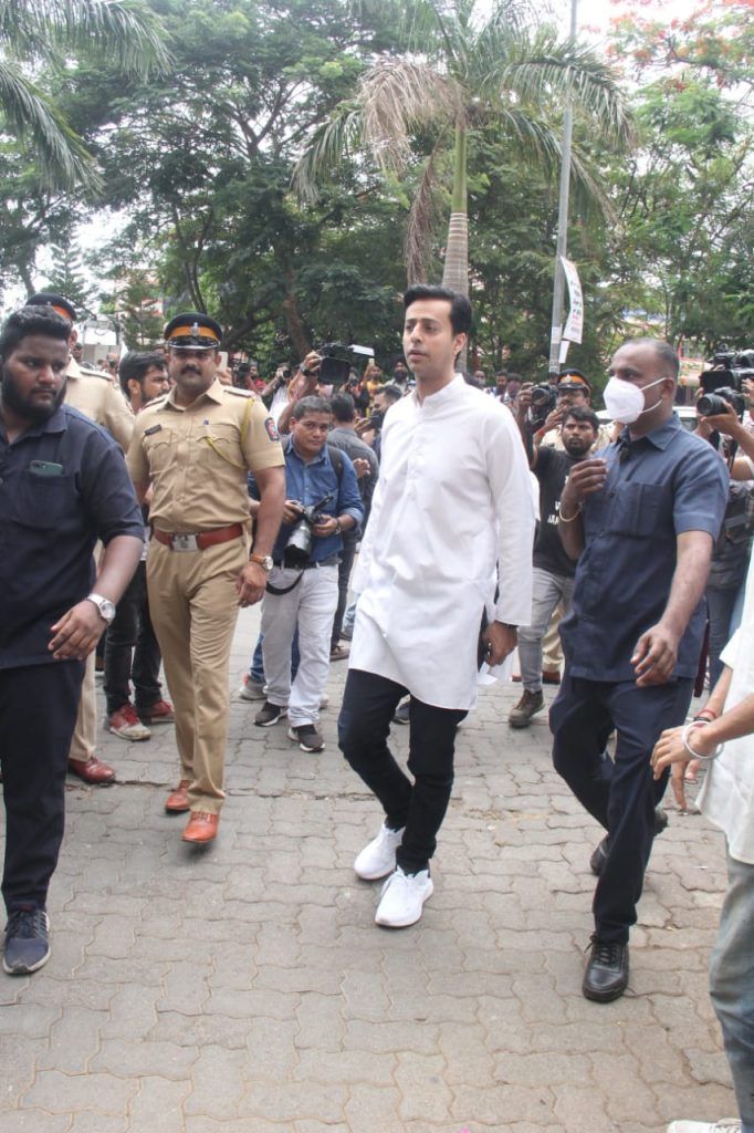 LIVE Singer KK Funeral News Updates: Singer Cremated, Family ...