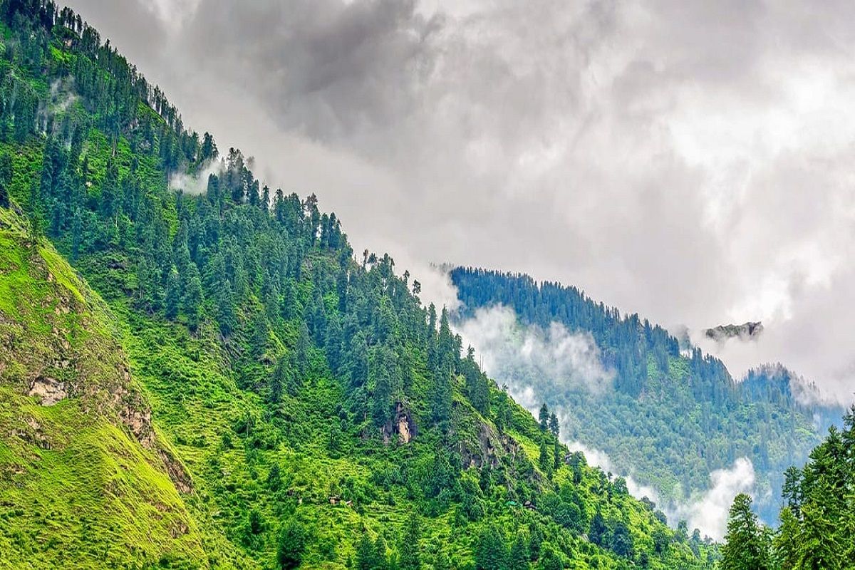 पहाड़ों पर बादलों को चलते हुए देखना है तो चैल जाइये, दिल्ली से 350 किमी ...