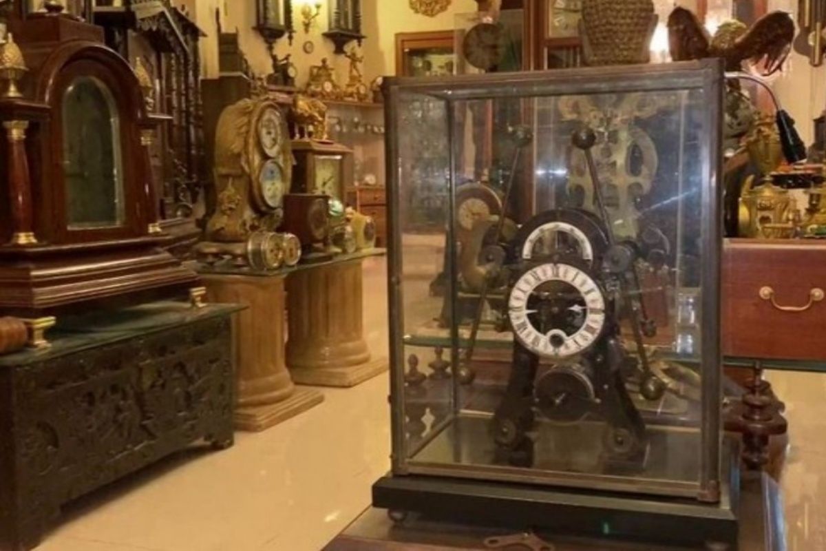 Timekeeper From Indore Boasts of an Antique Collection Of 650 Working ...