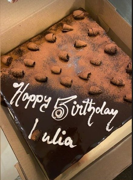 Salman Khan - Iulia Vantur Pose Closely, Twin in Black at Her Birthday ...