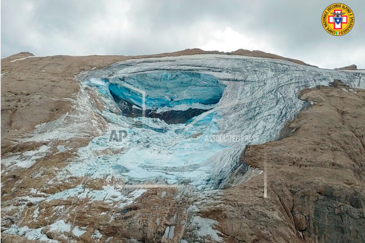 Alpine Glacier Chunk Detaches Killing at Least 6 Hikers