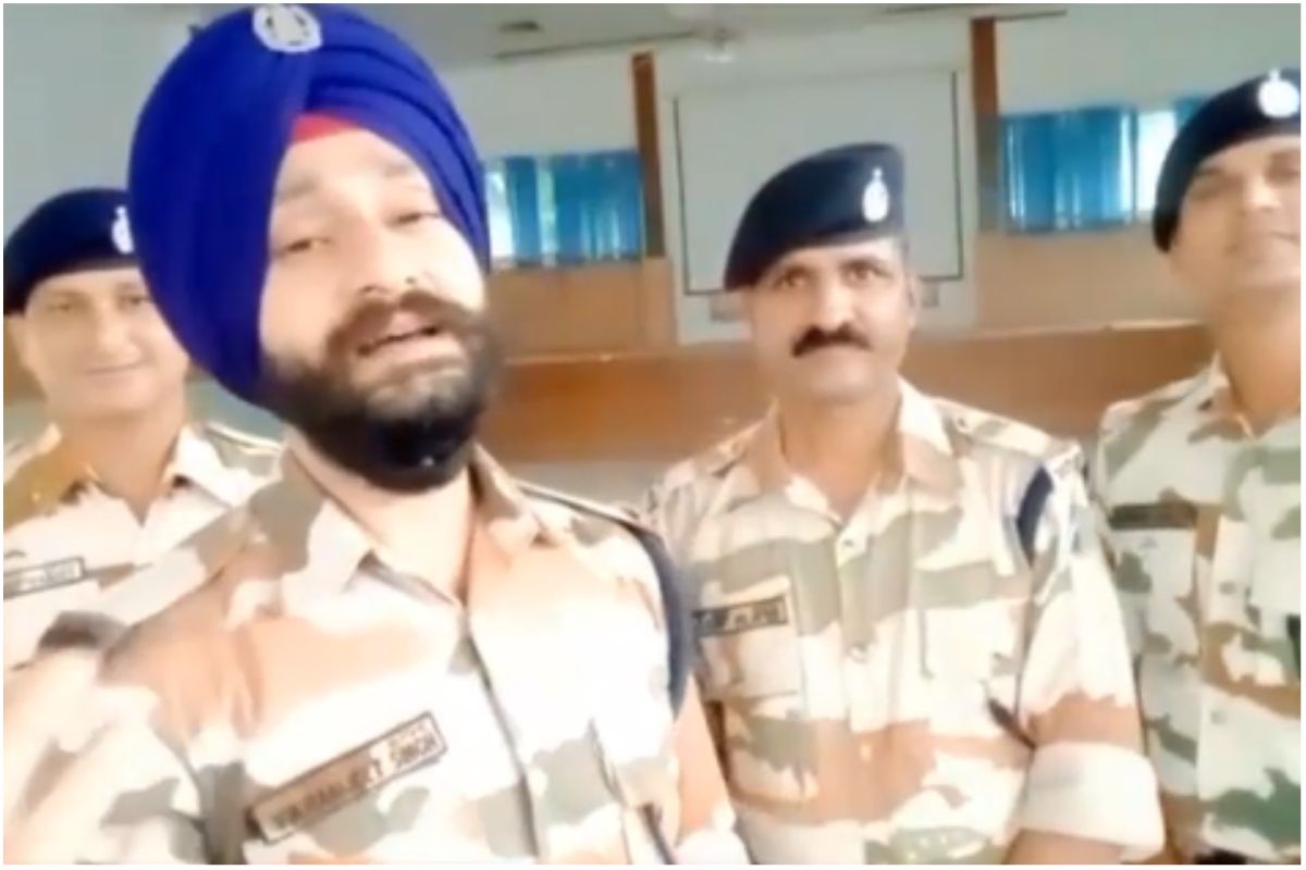 Viral Video: ITBP के जवान ने डूबकर गाया 'ए जाते हुए लम्हों...' गाना ...
