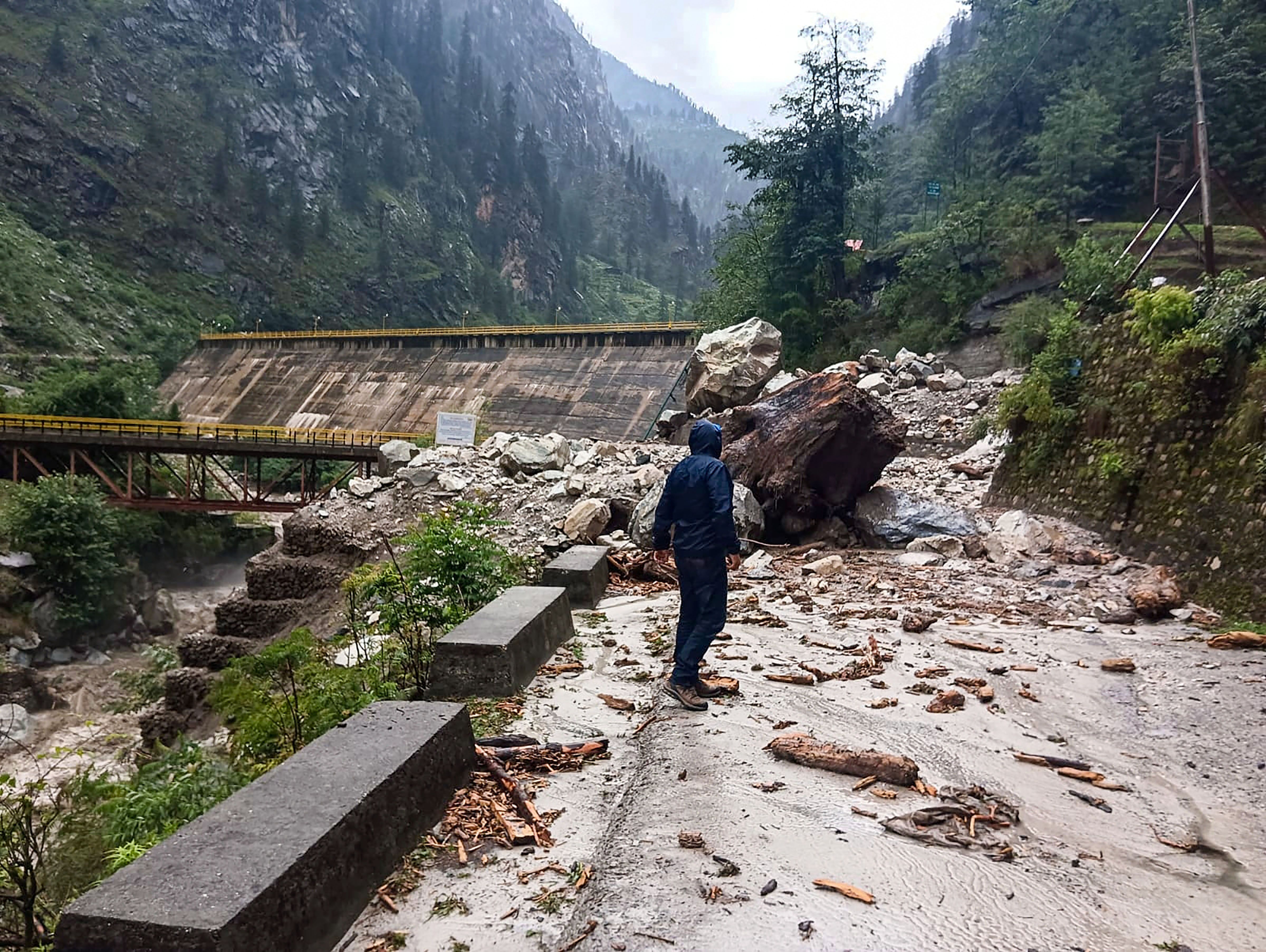 हिमाचल के कुल्लू में बादल फटने से आई बाढ़ से दशहत का माहौल, देखें तबाही ...