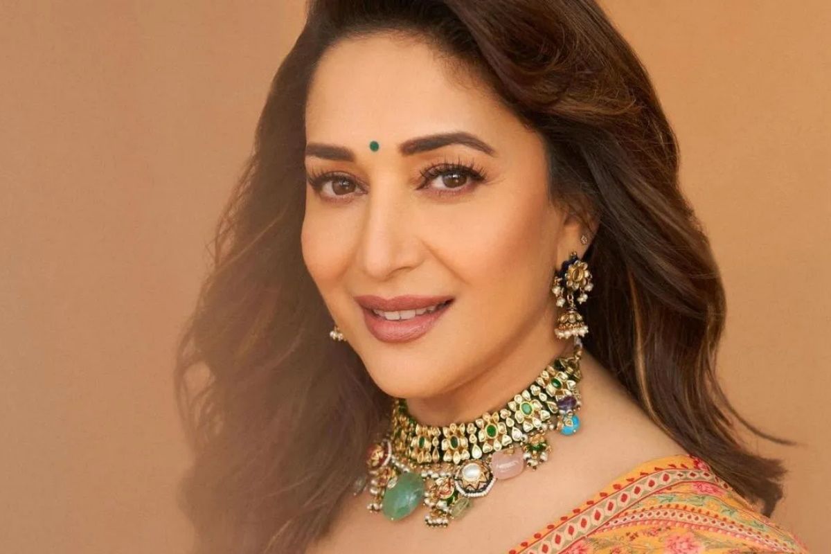 54 साल की माधुरी दीक्षित ने पहनी ऐसी बोल्ड ड्रेस, मीडिया के सामने हुई ...